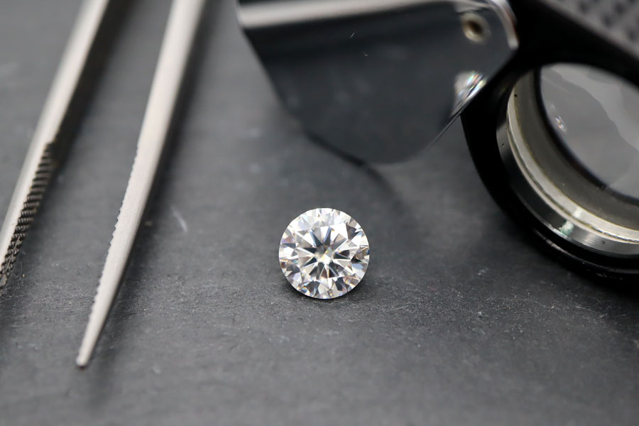 How to tell if a Diamond is real? - Haywoods Gems
